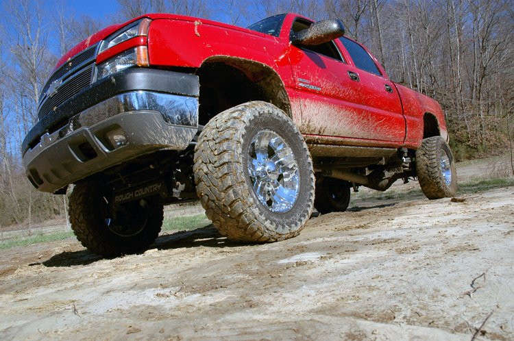 Rough Country 29770-RC 6" Lift Kit | V2 Shocks (01-10 Chevy/GMC ...