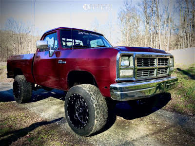 Custom 1992 Dodge W150 Image Gallery | Custom Offsets