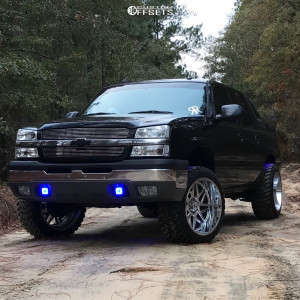 2005 Chevrolet Avalanche 1500 with 20x12 -44 TIS 544C and 35/12.5R20 ...