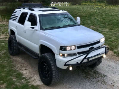 2002 Chevrolet Tahoe with 22x12 -44 Fuel Nutz and 37/13.5R22 Nitto ...
