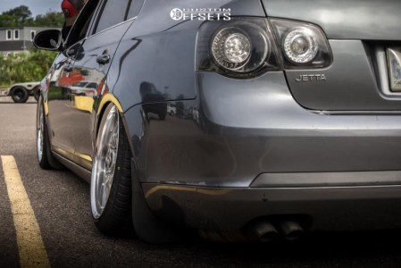 2006 Volkswagen Jetta with 18x8 35 Rays Engineering Lmgt2 and 215/40R18 ...