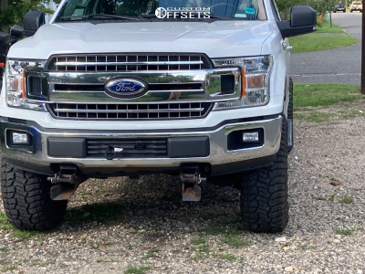 2019 Ford F-150 with 18x9 18 Moto Metal Mo978 and 35/12.5R18 Radar ...