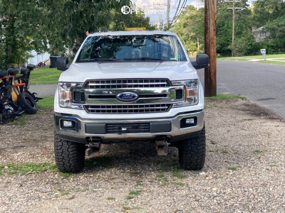 2019 Ford F-150 with 18x9 18 Moto Metal Mo978 and 35/12.5R18 Radar ...