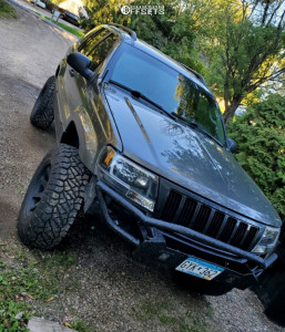 2004 Jeep Grand Cherokee with 17x9 -12 Vision Flow and 32/10.5R17 Nitto ...