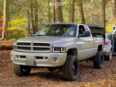2001 Dodge Ram 2500 with 20x10 -18 Fuel Maverick D610 and 33/12.5R20 ...