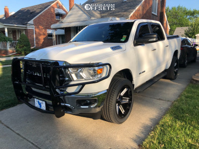 2019 Ram 1500 with 22x10 -19 Vision Razor and 30/12.5R22 Michelin ...
