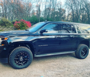 2019 Chevrolet Suburban with 18x10 -24 Moto Metal Mo962 and 33/12.5R18 ...