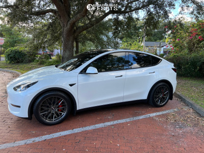2021 Tesla Y with 20x10 35 VMR V802 and 275/40R20 Continental ...