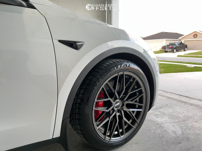 2021 Tesla Y with 20x10 35 VMR V802 and 275/40R20 Continental ...