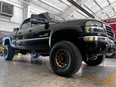 2006 GMC Sierra 2500 HD with 17x8.5 0 Method Mr305 and 35/12.5R17 ...