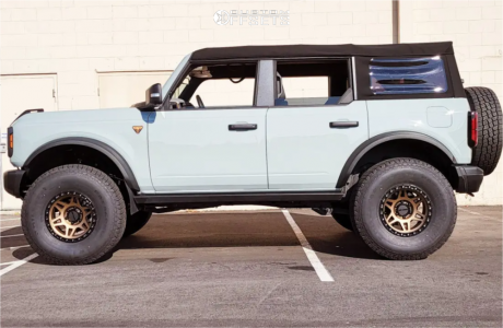 2022 Ford Bronco with 17x9 -12 Method Mr312 and 37/12.5R17 Milestar ...