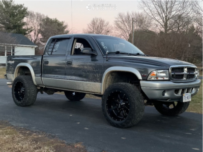 2004 Dodge Dakota with 20x10 -24 Moto Metal MO970 and 33/12.5R20 ...