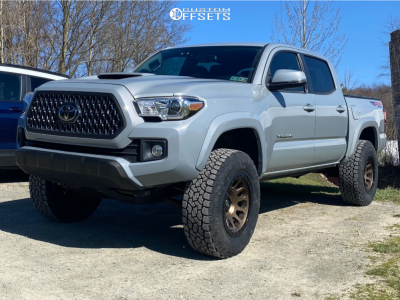 2018 Toyota Tacoma with 17x9 -12 Fuel Vector and 285/70R17 Toyo Tires ...