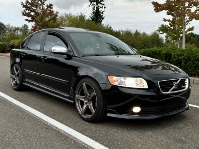 2009 Volvo S40 with 18x8.5 40 Option Lab R555 and 225/40R18 Continental ...