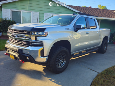 2020 Chevrolet Silverado 1500 with 17x9 -12 Method Mr703 and 33/12.5R17 ...