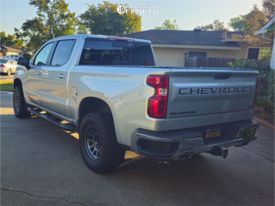 2020 Chevrolet Silverado 1500 with 17x9 -12 Method Mr703 and 33/12.5R17 ...
