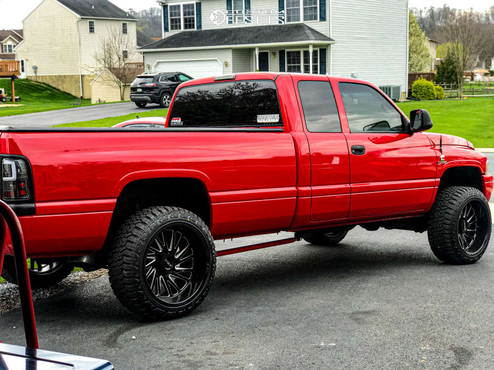 2001 Dodge Ram 2500 with 22x12 -45 Tuff T2a and 33/12.5R22 Fury Offroad ...