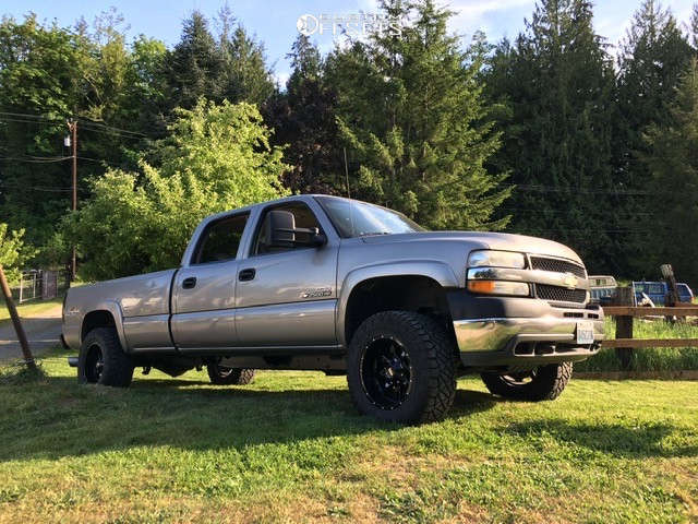 2002 Chevrolet Silverado 2500 HD with 18x10 -24 Moto Metal Mo970 and 33 ...