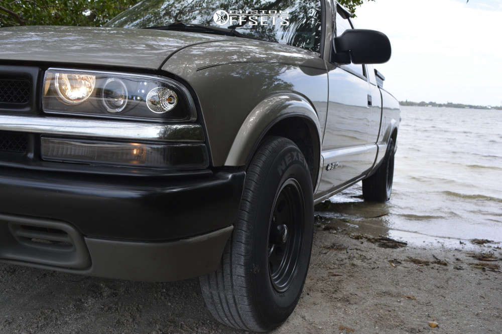 2002 Chevrolet S10 with 15x7 -6 American Racing Ar172 and 225/75R15 ...