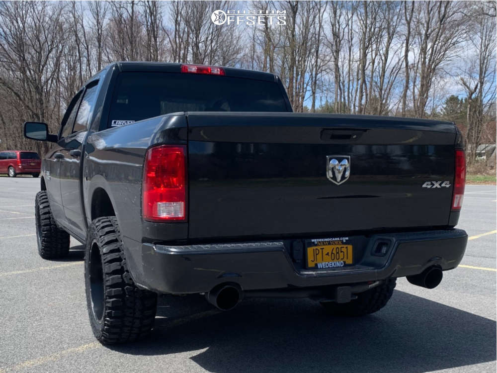 2017 Ram 1500 with 20x10 -24 Moto Metal Mo970 and 33/12.5R20 Federal ...