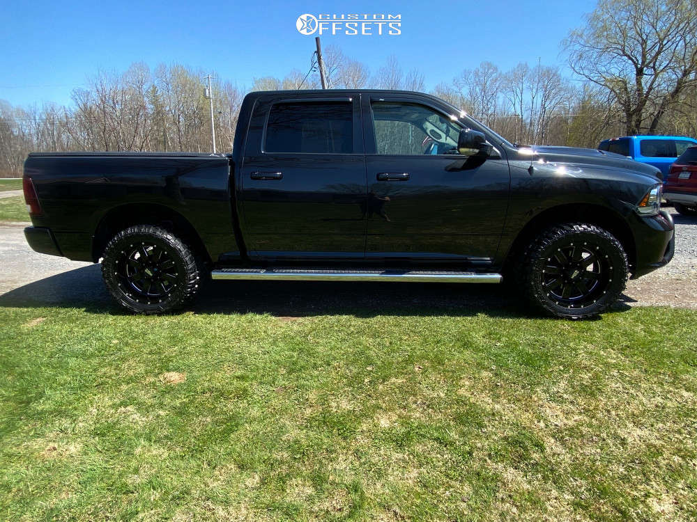 2017 Ram 1500 with 20x10 -24 Moto Metal Mo962 and 33/12.5R20 Federal ...