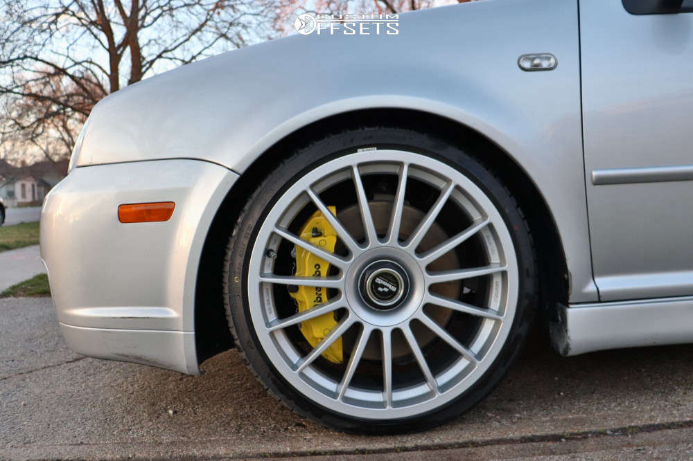 2004 Volkswagen R32 with 19x8.5 35 Fifteen52 Podium and 225/35R19 ...