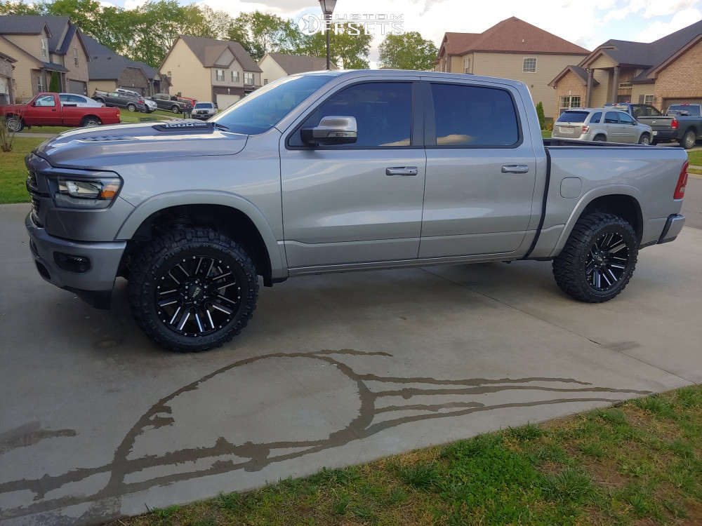 2019 Ram 1500 with 20x10 -24 Moto Metal Mo978 and 33/12.5R20 Federal ...