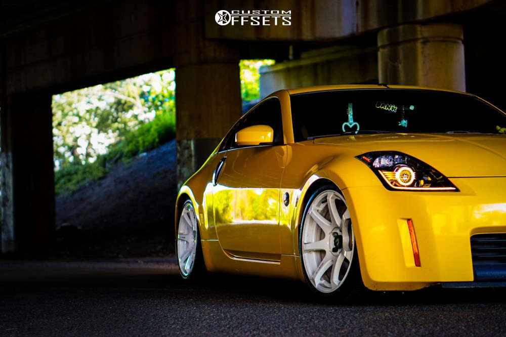 2005 Nissan 350Z with 18x9 25 Cosmis Racing Mr7 and 245/35R18 ...