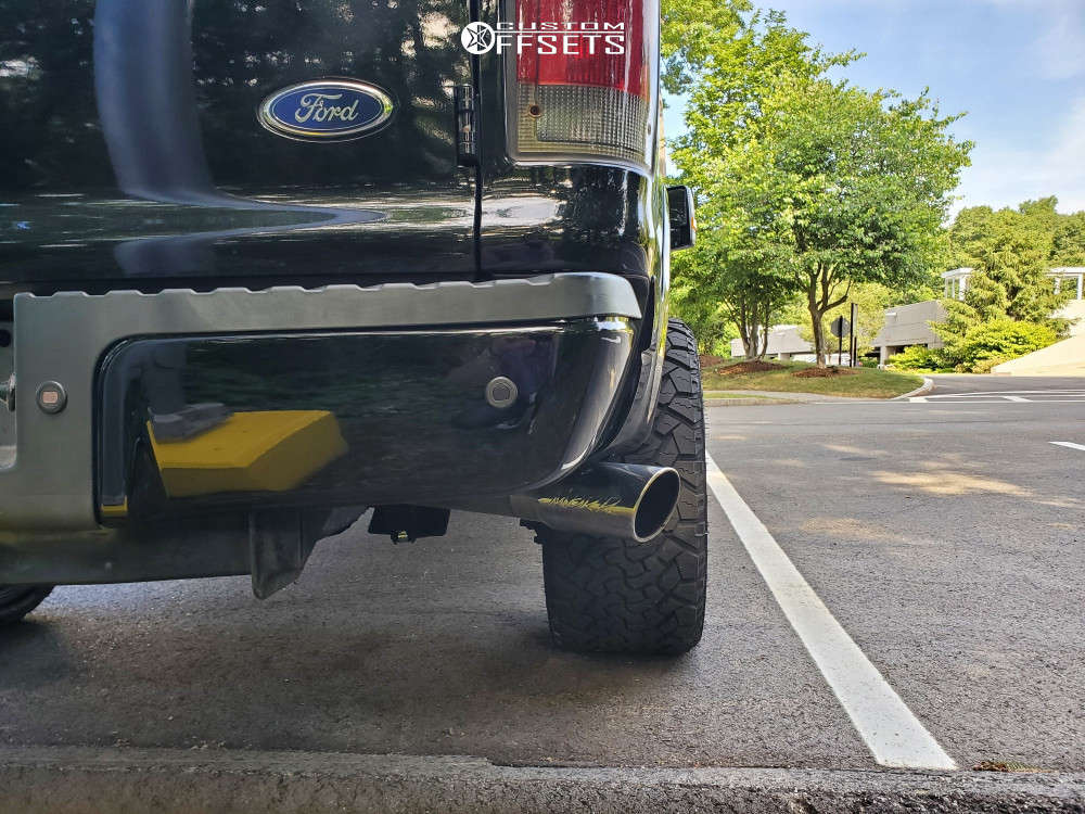 2003 Ford Excursion with 24x12 -44 Fuel Maverick and 33/13.5R24 Venom ...