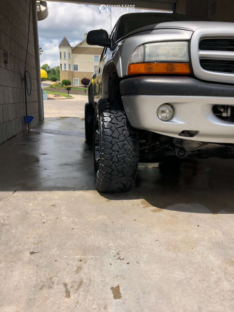 2003 Dodge Dakota with 20x10 -25 Dropstars 654bm and 33/12.5R20 ...