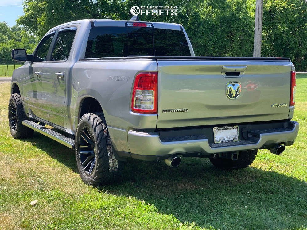 2020 Ram 1500 with 20x10 -24 Moto Metal MO978 and 33/12.5R20 Federal ...