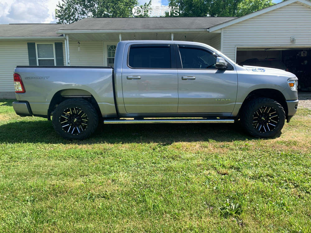 2020 Ram 1500 with 20x10 -24 Moto Metal MO978 and 33/12.5R20 Federal ...