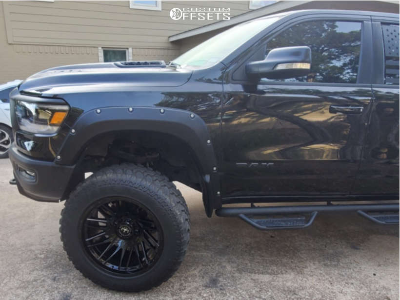 2019 Ram 1500 with 22x12 -44 Motiv Mutant and 37/13.5R22 Renegade ...