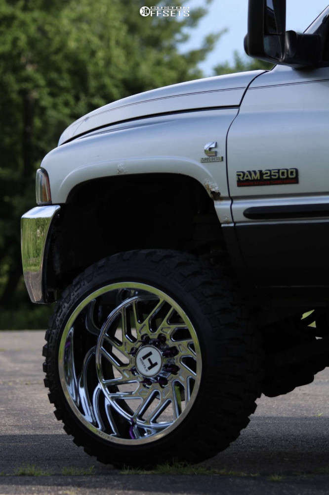 2001 Dodge Ram 2500 with 22x14 -75.946 Hostile Jigsaw and 33/12.5R22 ...