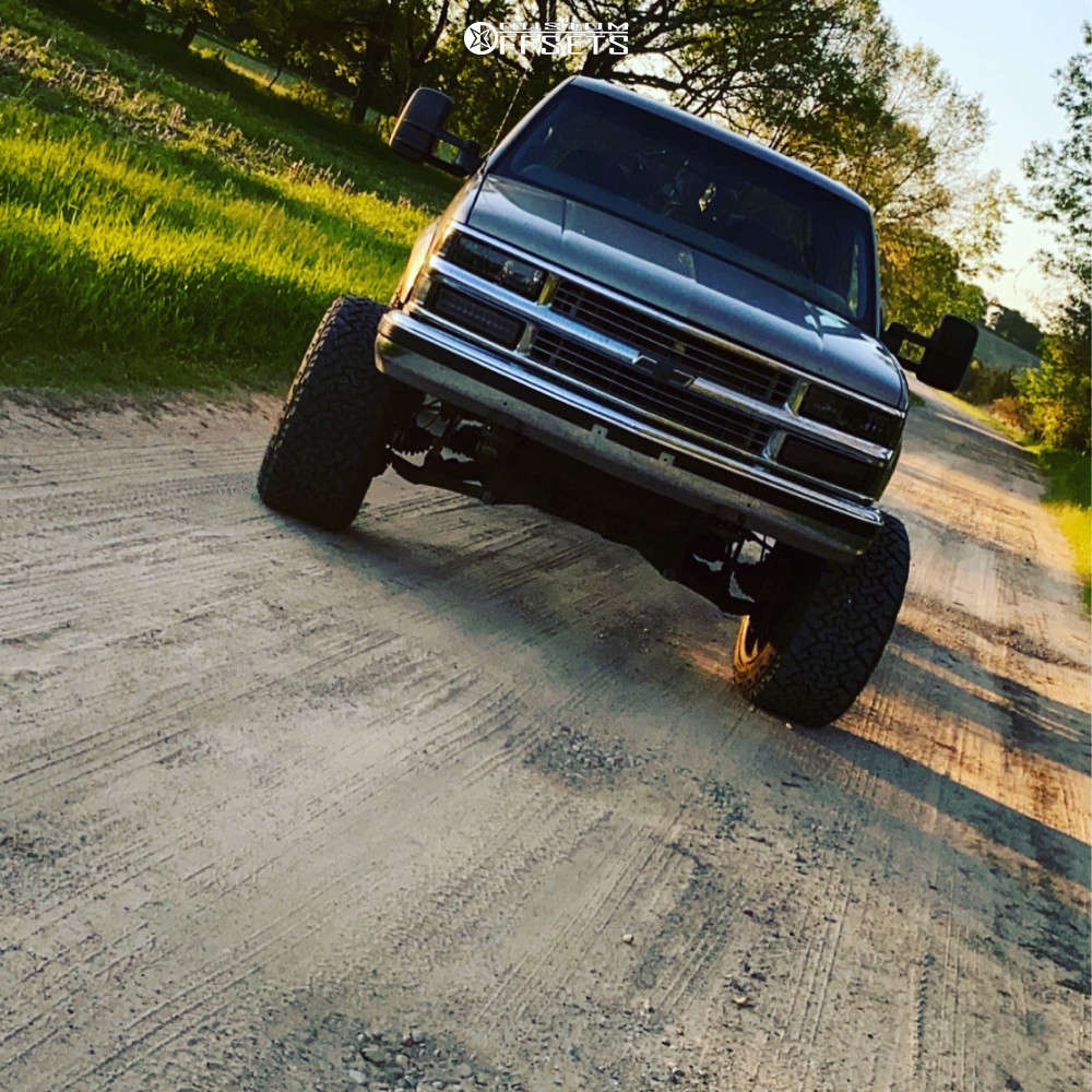 2000 Chevrolet K2500 with 22x14 -76 Hostile Jigsaw and 35/14R22 Venom ...