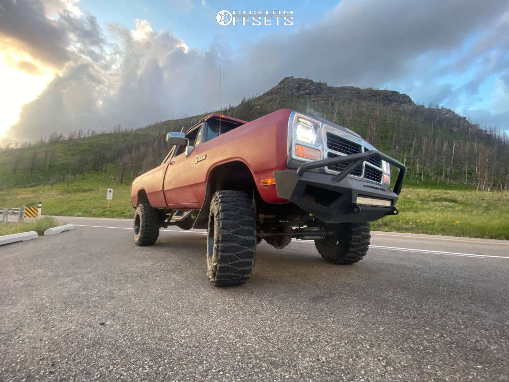 1992 Dodge W250 with 18x12 -44 Fuel Maverick D538 and 35/12.5R18 Nitto ...