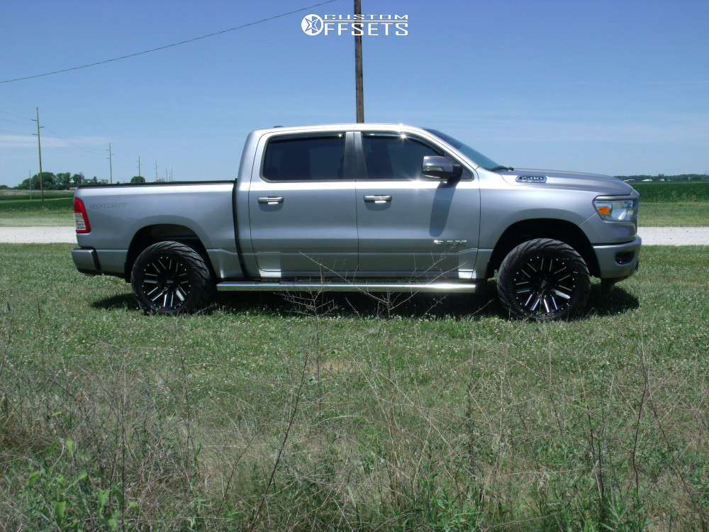 2020 Ram 1500 with 20x10 -24 Moto Metal Mo978 and 33/12.5R20 Federal ...