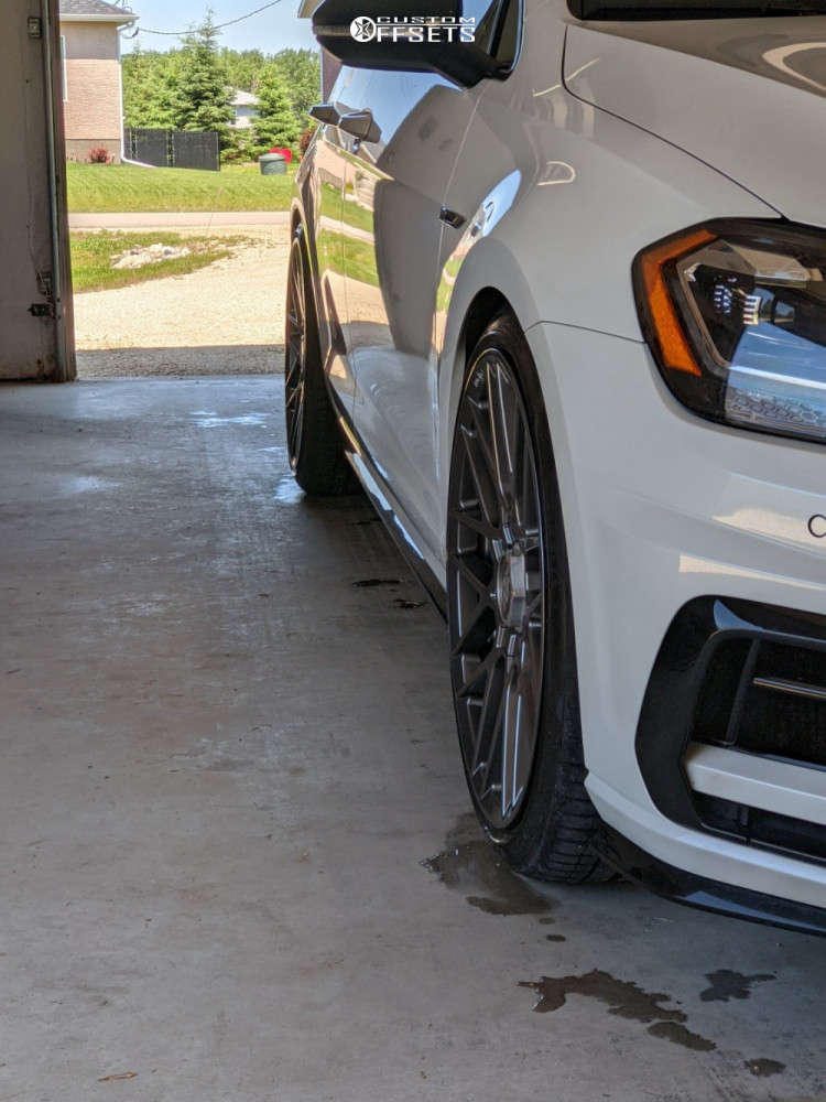 2018 Volkswagen Golf R with 19x8.5 45 Rotiform Rse and 235/35R19 ...