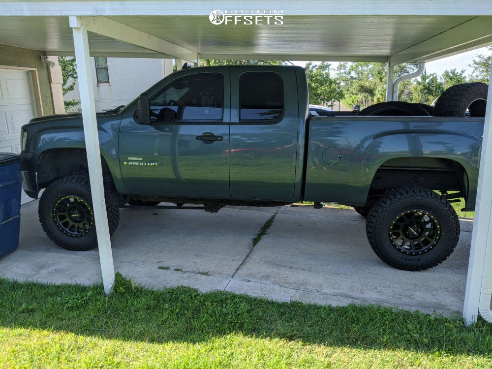 2008 GMC Sierra 2500 HD with 18x9 -12 Method Mr305 and 35/12.5R18 Kenda ...