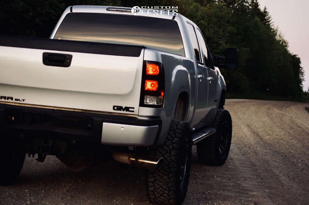 2013 GMC Sierra 2500 HD with 20x12 -44 Grid Gd05 and 35/13.5R20 Nitto ...
