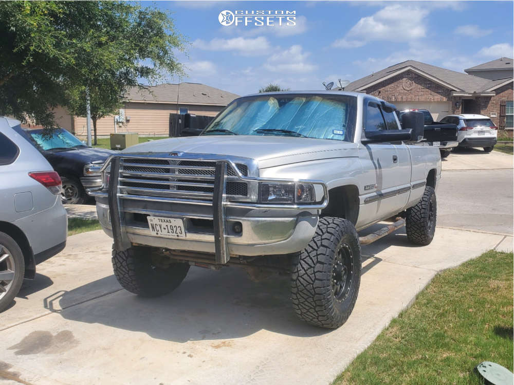 1998 Dodge Ram 2500 with 17x9 -12 Method The Standard and 35/12.5R17 ...