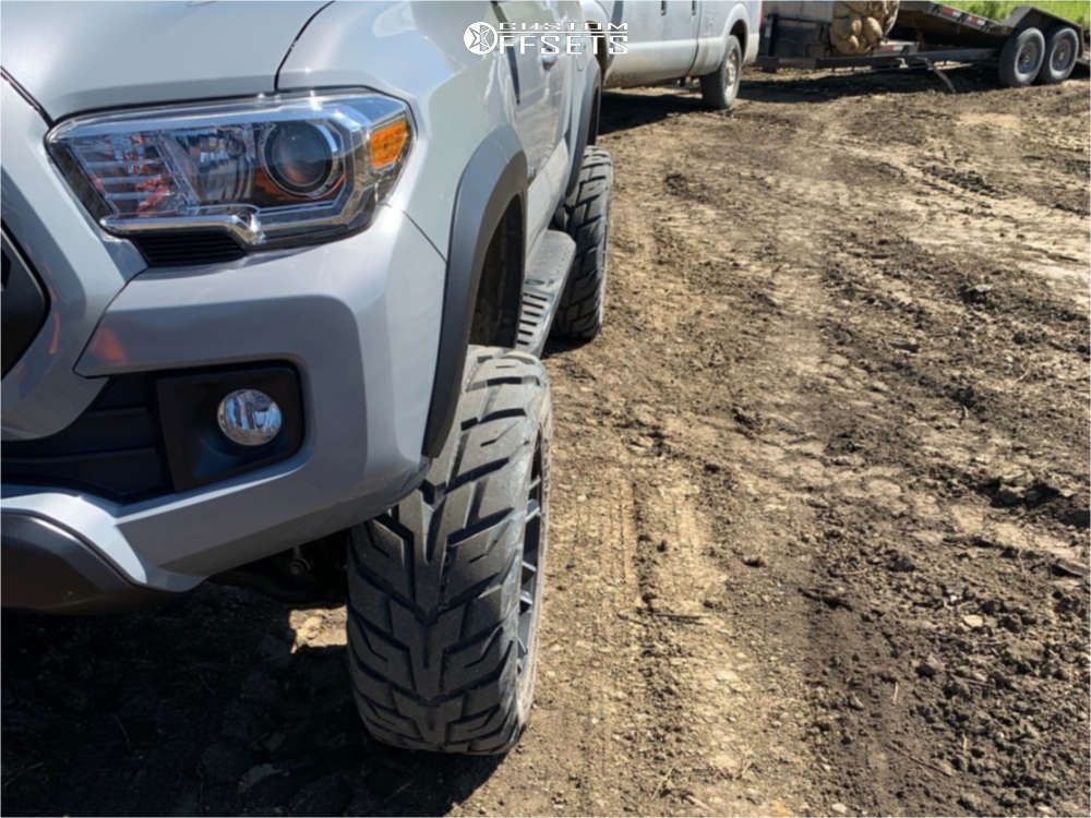 2018 Toyota Tacoma with 20x10 -24 Moto Metal Mo978 and 33/12.5R20 ...