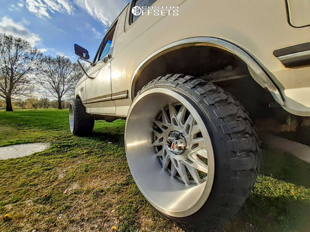 1989 Ford Bronco with 24x14 -76 American Truxx Dna and 33/12.5R24 ...