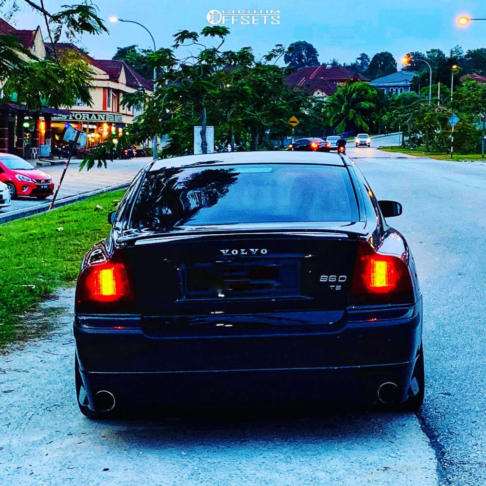 2004 Volvo S60 with 18x8.5 43 Konig Ampliform and 245/40R18 Michelin ...