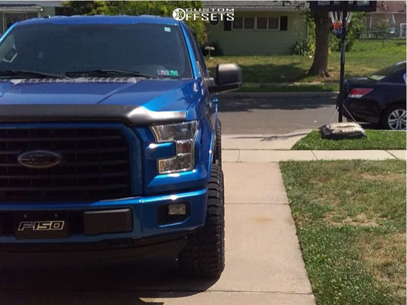 2015 Ford F-150 with 20x10 -19 Fuel Contra and 33/12.5R20 Federal ...