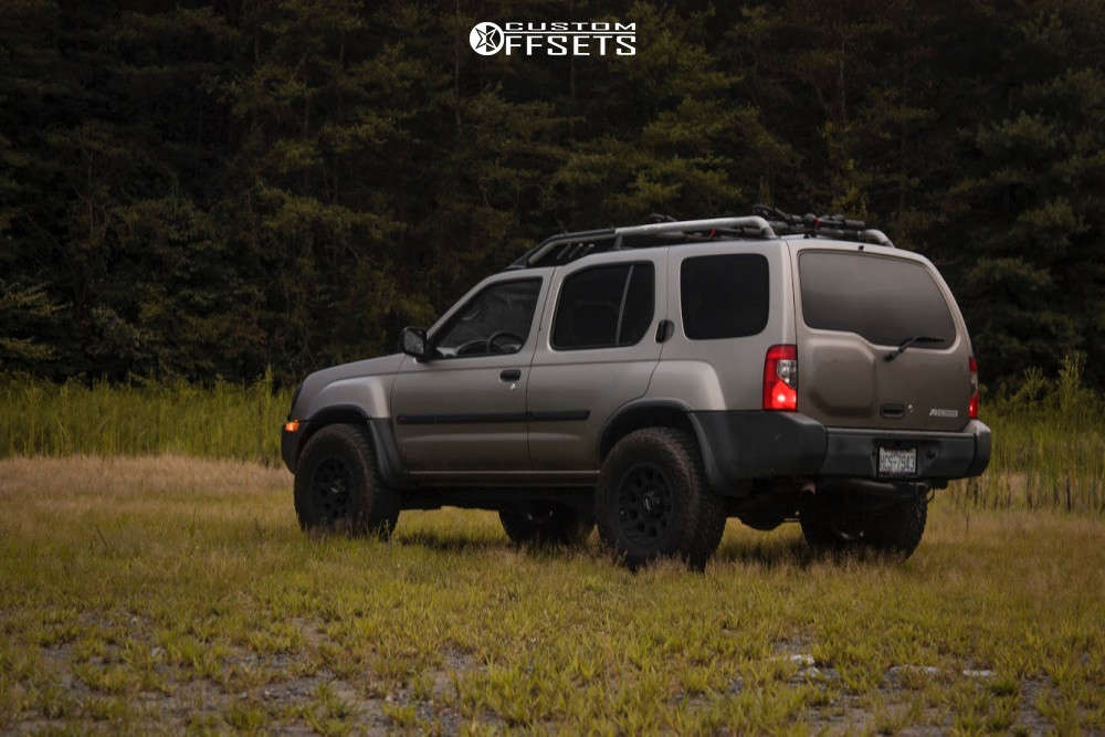 2004 Nissan Xterra with 16x8 Pro Comp Series 32 and 32/10.5R16 Falken ...