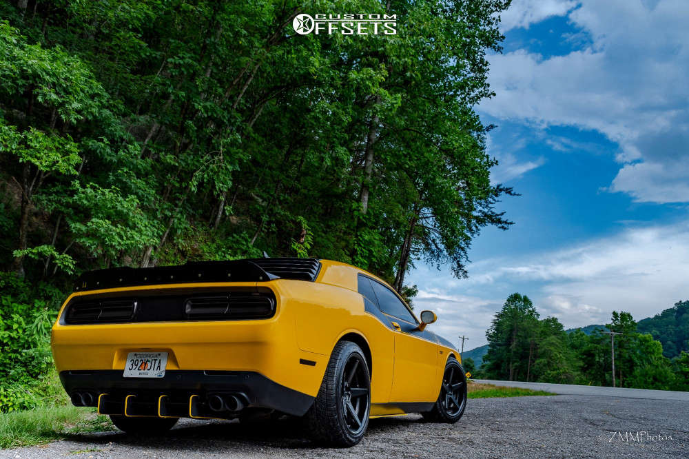 2018 Dodge Challenger with 20x10 13 Ferrada FR3 and 275/40R20 ...