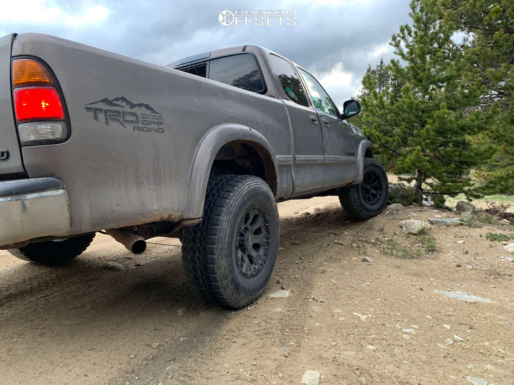 2000 Toyota Tundra with 16x9 -12 Helo He878 and 265/75R16 Toyo Tires M ...