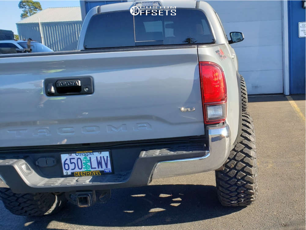 2018 Toyota Tacoma with 18x12 -44 Moto Metal Mo962 and 35/12.5R18 ...