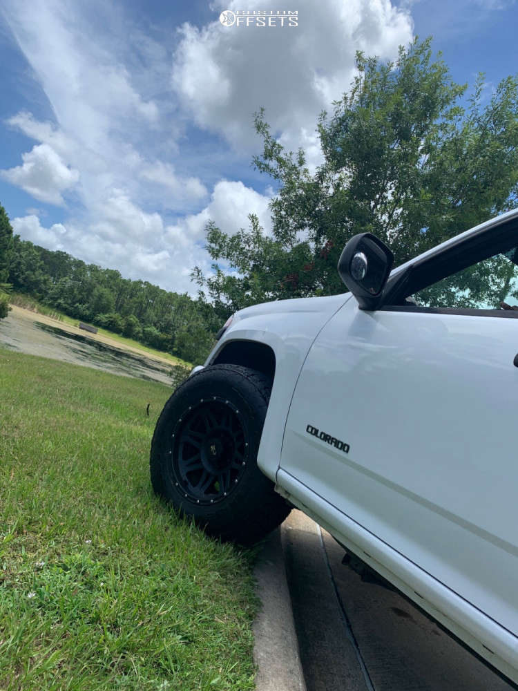 2005 Chevrolet Colorado with 17x9 0 Pro Comp Series 05 and 33/11.5R17 ...